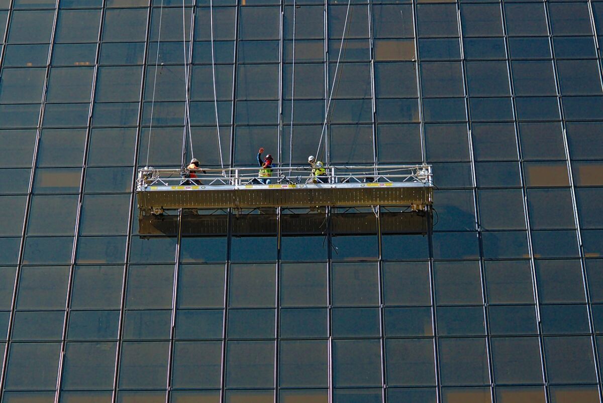 Nettoyage de façades avec nacelle et vitres